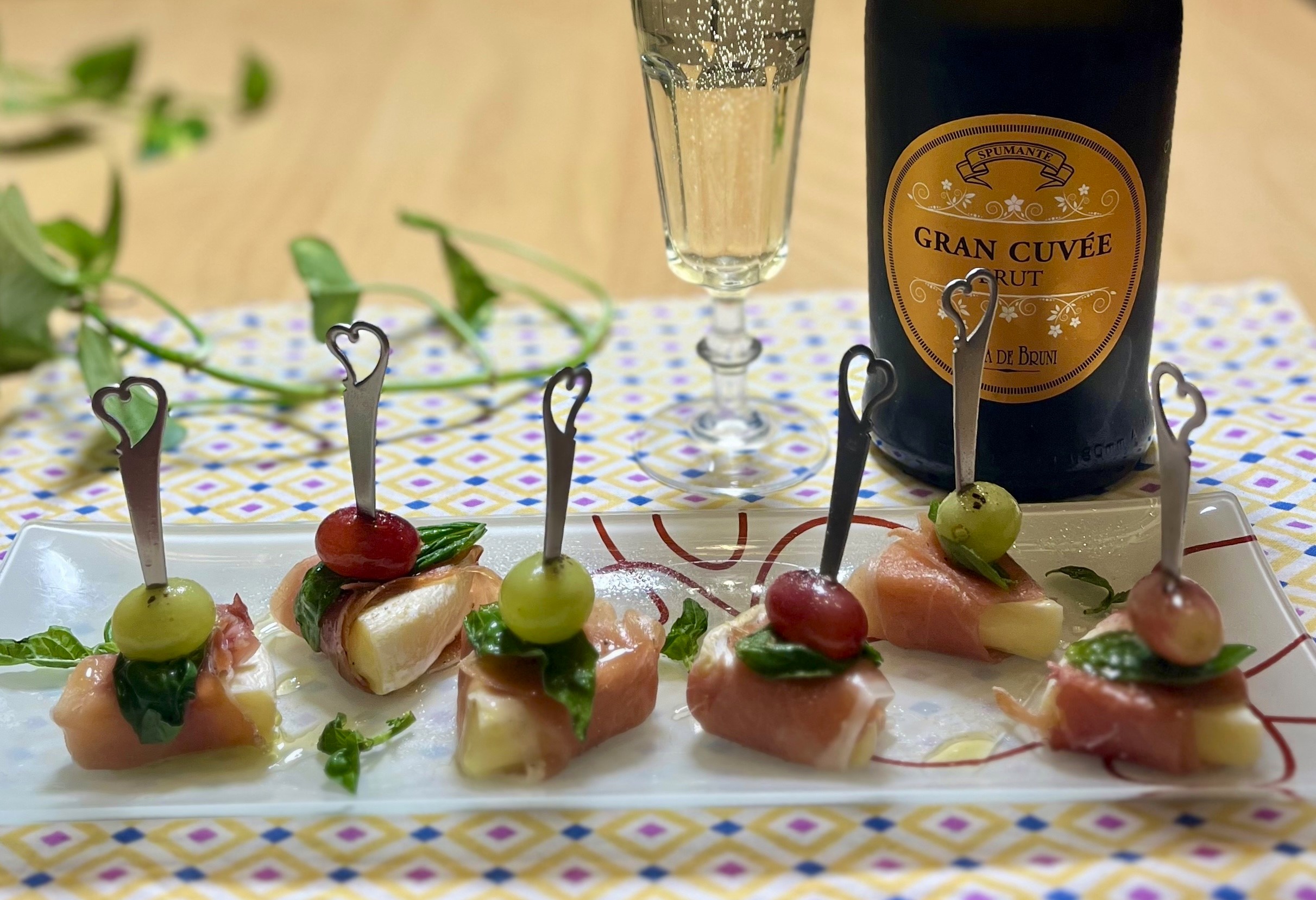 ワインに合う簡単レシピVol.48 猛暑の夏は「炙り葡萄とカマンベールのピンチョ」に果実味のあるスプマンテを合わせます - whynot?でセレンディピティな出会いを