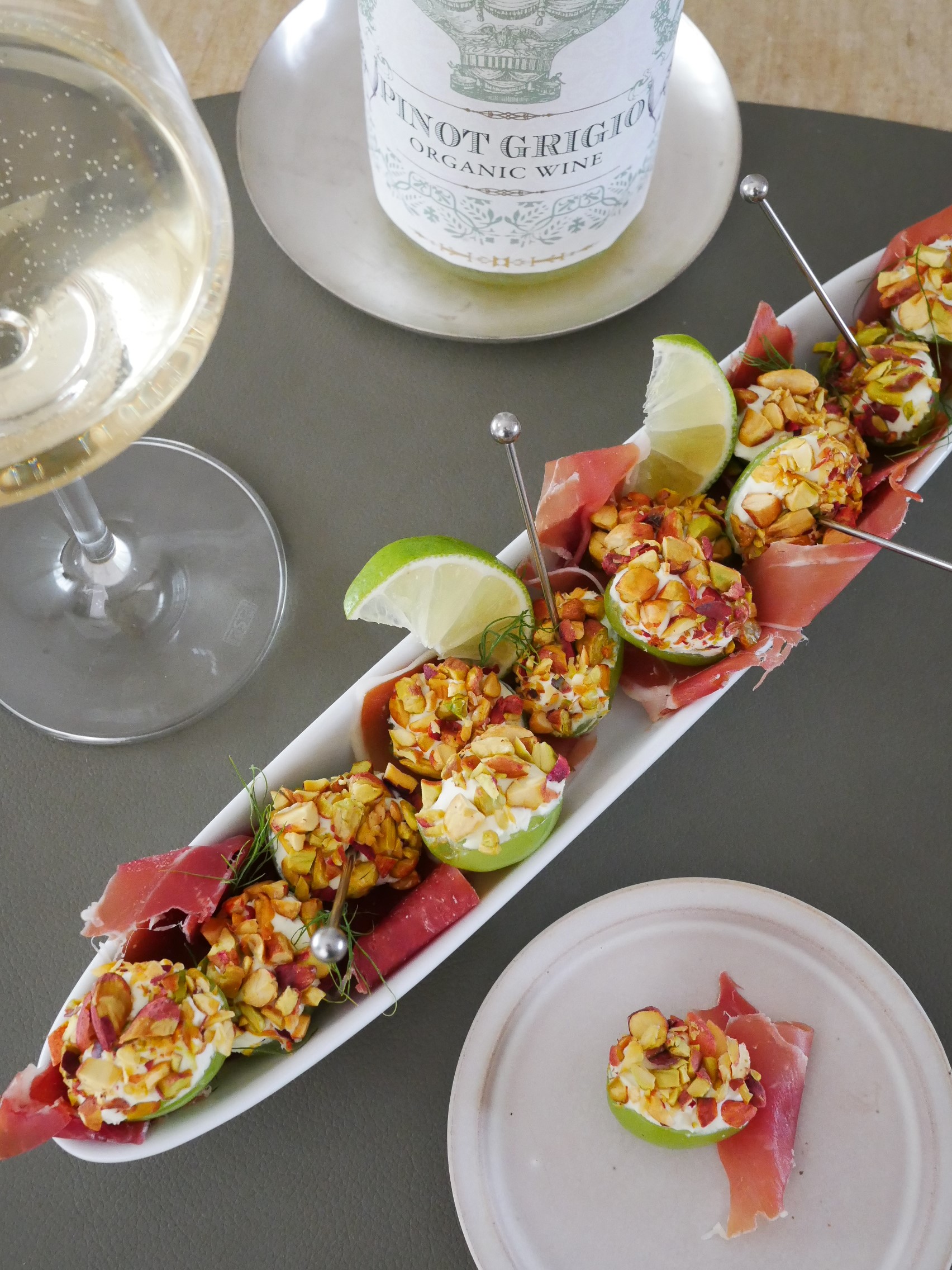 ワインに合う簡単レシピVol.50 イタリアのピノ・グリージョに合わせるのは「シャインマスカットとピスタチオのカナッペ 生ハム添え」 - whynot?でセレンディピティな出会いを